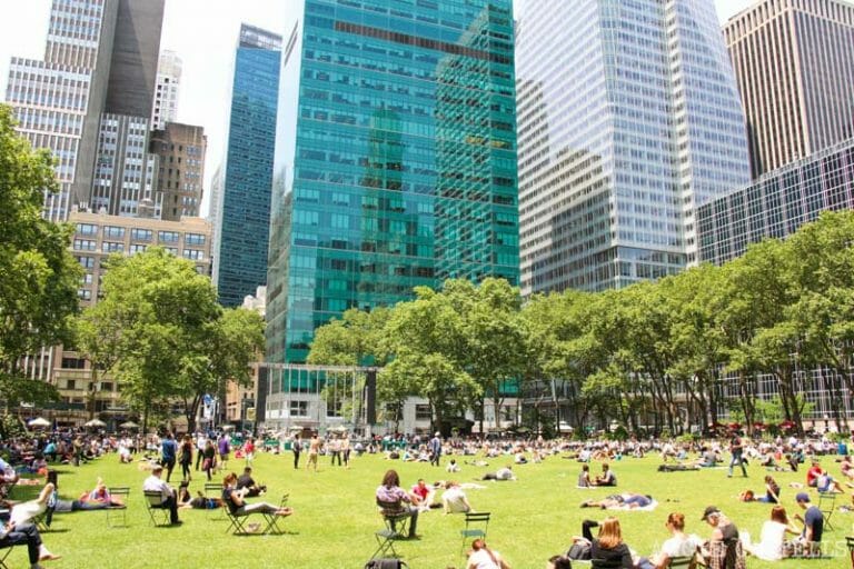 Bryant Park, un oasis entre rascacielos en Nueva York